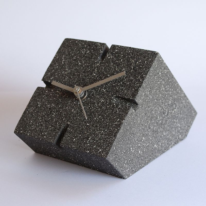 horloge table design CUBIC-TEXT - grecaridea