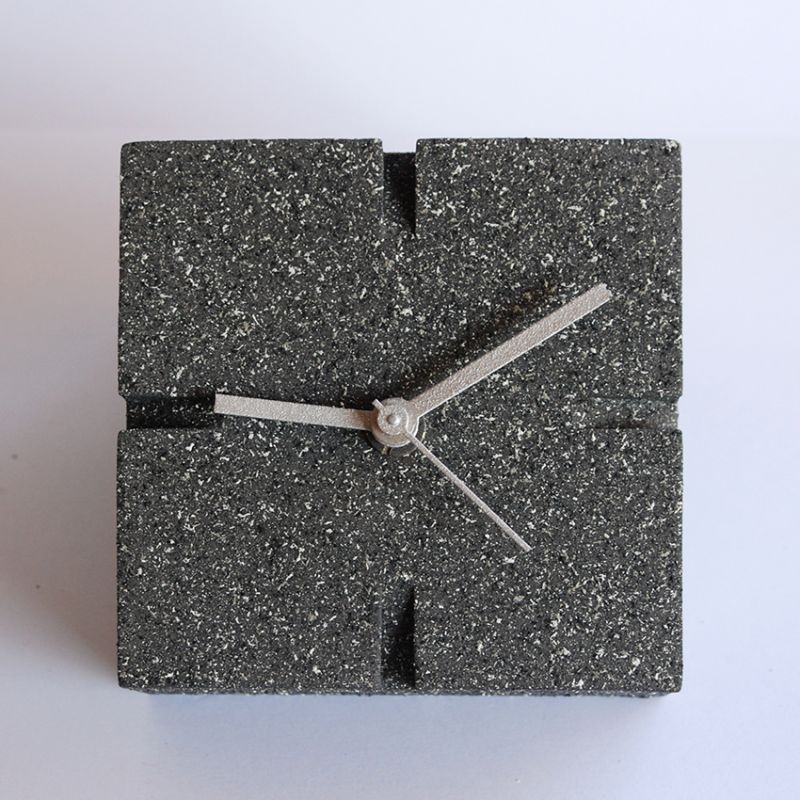 horloge table design CUBIC-TEXT - grecaridea