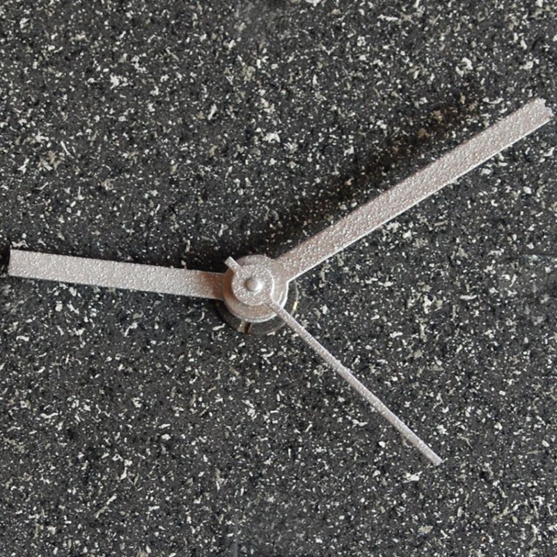 horloge table design CUBIC-TEXT - grecaridea